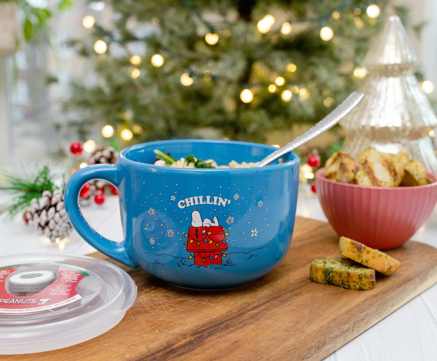 Peanuts Snoopy Chillin 24oz Soup Mug w/ Vented Lid | Free Shipping